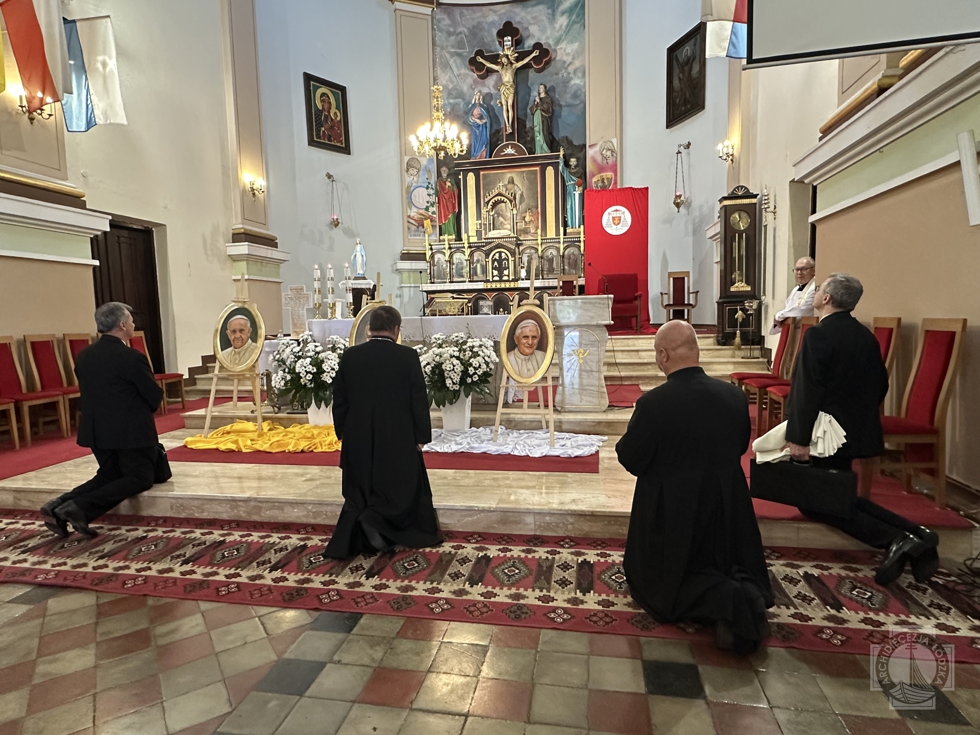 Poświęcenie medalionów z wizerunkami Papieży | Restarzew 2025 ...